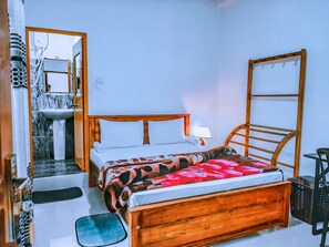 Quarto Clássico com Cama de Casal, vista para o lago | Cofre no quarto, secretária, ferro/tábua de engomar, Wi-fi grátis