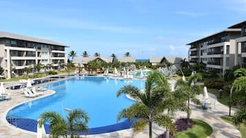 3 piscinas exteriores, da(s) 8:00 à(s) 22:00, espreguiçadeiras