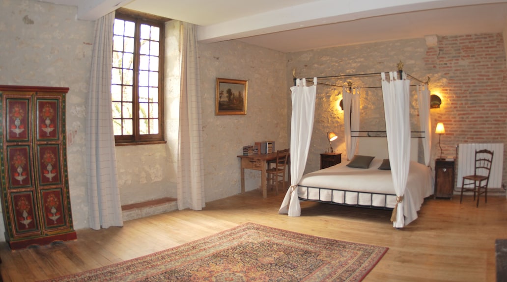 Promoción Castillo De Gascon Del Siglo Xvi En Las Colinas De Gersoise. - Gers