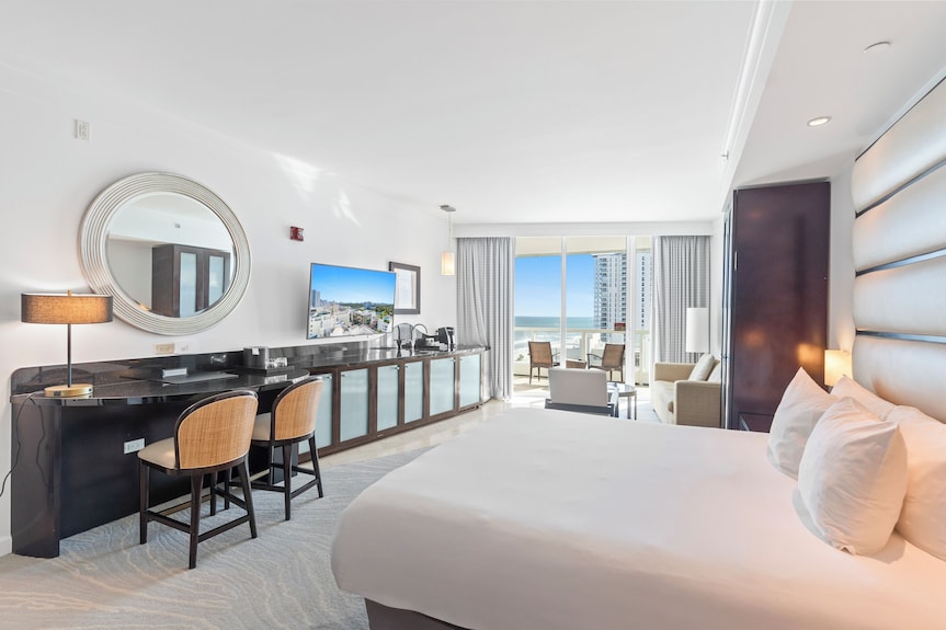 Fontainebleau Sorrento Jr. King With Sofabed. Free Spa Passes And Valet Parking - South Beach, FL