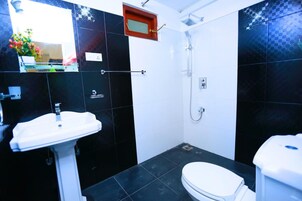 Quarto galeria, 1 cama de casal, para não fumantes | Banheiro | Chuveiro/banheira combinados, chuveiro com efeito de chuva