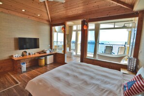 Quarto casal luxo, para não fumantes | Roupas de cama premium, edredons de pluma, escrivaninha