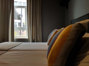 Quarto Twin Económico, 2 camas individuais | Cortinas/cortinados opacos, ferro/tábua de engomar, Wi-fi grátis 