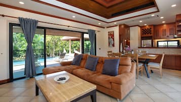 3-Bedroom Villa with Private Pool | Sala de estar | TV de ecrã plano