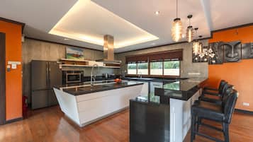 6-Bedroom Pool Villa | Cozinha privada | Geladeira grande, micro-ondas, fogão, cooktop