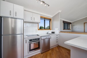 Geladeira grande, micro-ondas, fogão, cooktop