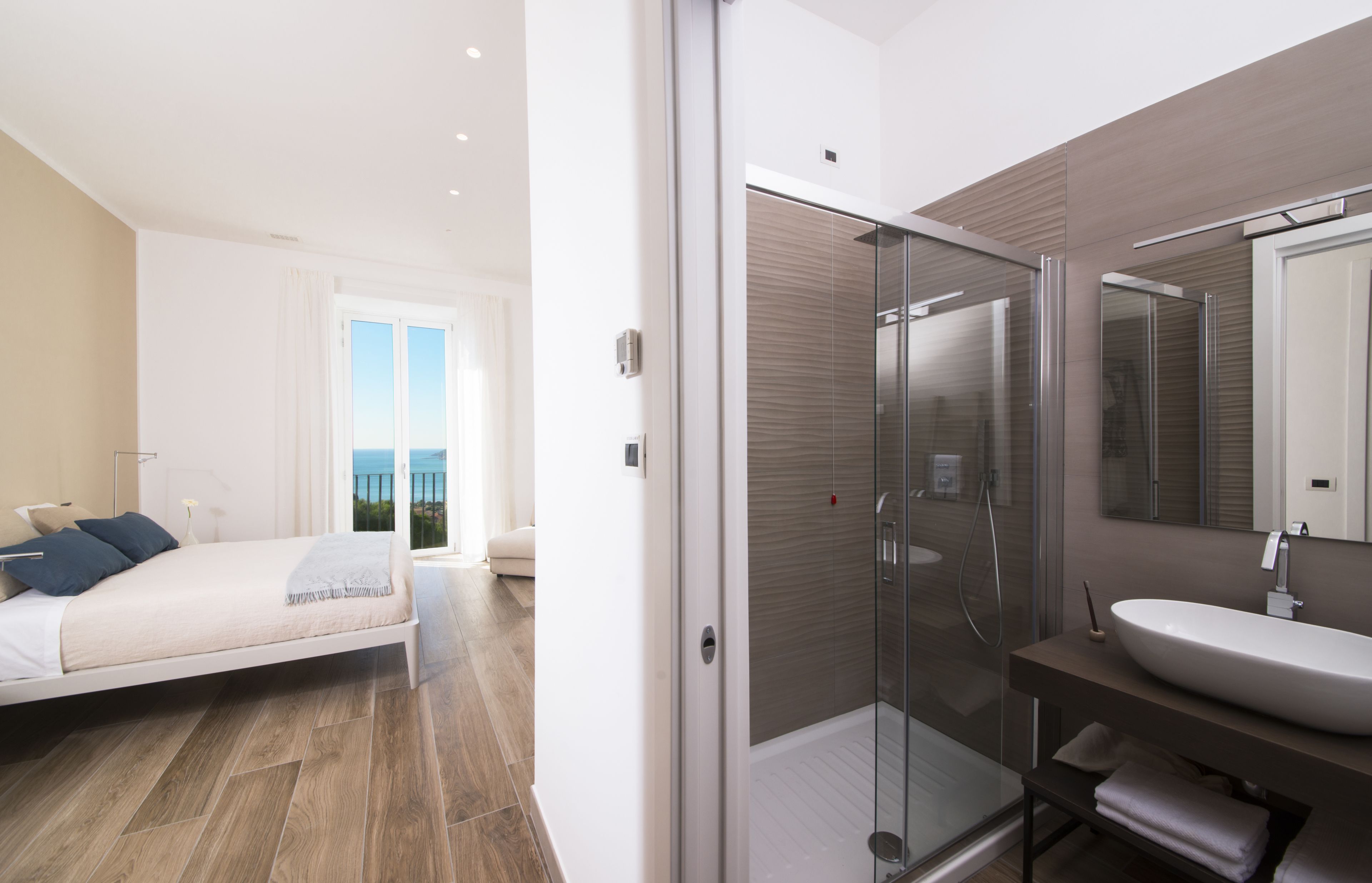 Quarto Duplo Deluxe, vista para o mar | Cofre no quarto, secretária, cortinas/cortinados opacos 