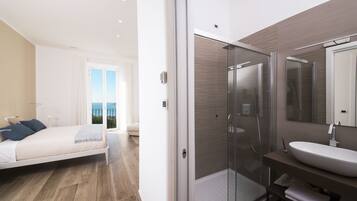 Quarto Duplo Deluxe, vista para o mar | Cofre no quarto, secretária, cortinas/cortinados opacos