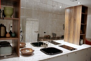Roca - Apartamento Familiar, 2 quartos | Kitchenette privada | Um frigorífico, um micro-ondas, uma máquina de café expresso 