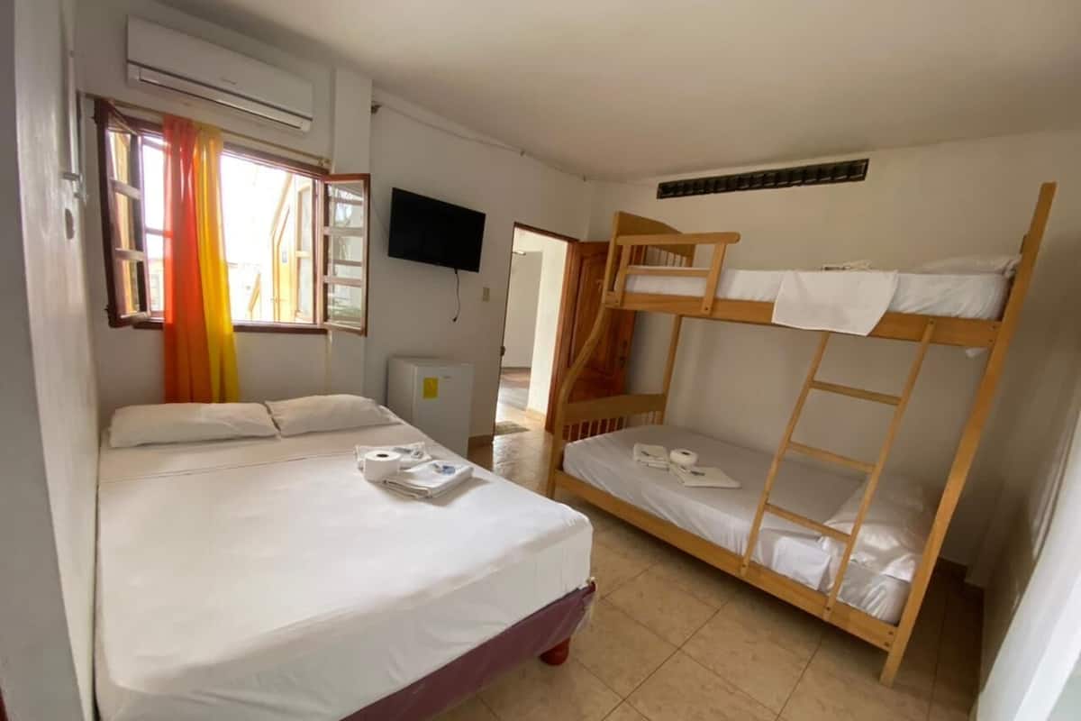 Quarto Quádruplo Familiar | Roupa hipoalergénica, secretária 