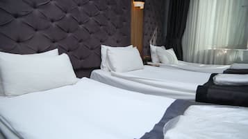 Quarto Triplo Standard | 1 quarto, camas de colchão viscoelástico, minibar