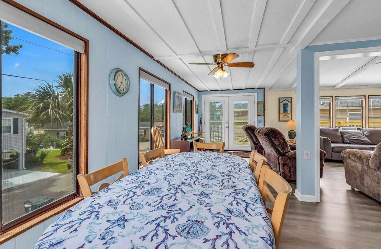 Sleeps 10!  3 Bedrms/3 Baths/pier House. One Golf Cart Incl. 2nd Cart Available - Garden City, SC