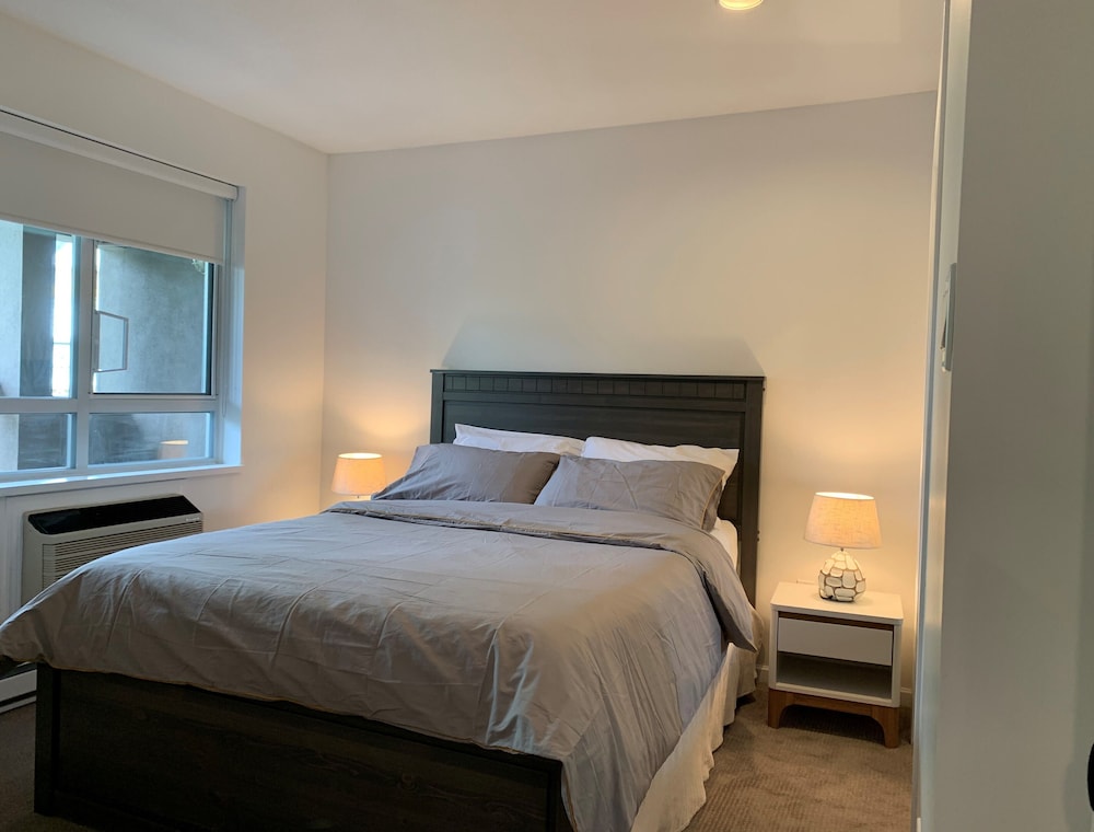 Welcome To Our 1br Top Floor Unit At Town Plaza - Whistler