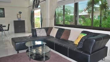 4 Bedrooms House | Área de estar | TV de tela plana