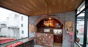 Um frigorífico (a pedido), um micro-ondas, uma torradeira