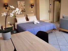 Quarto casal luxo | Escrivaninha, quartos à prova de som, ferros/tábuas de passar roupa
