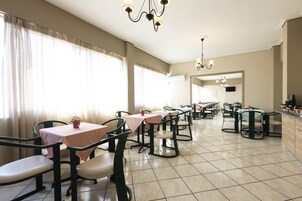 Café da manhã com buffet todos os dias mediante uma taxa
