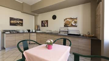 Pequeno-almoço tipo buffet diário (9 EUR por pessoa)