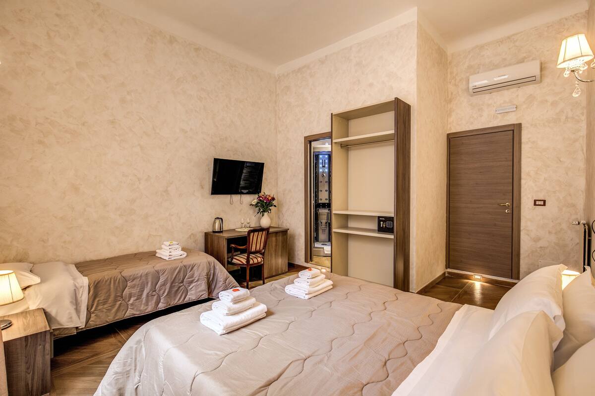 Quarto Triplo Deluxe | Secretária, secretária adequada para computadores portáteis 