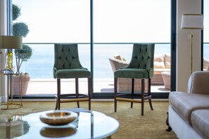 Penthouse Royal | Sala de estar | Smart TV de 60 polegadas com canais digitais, televisor 