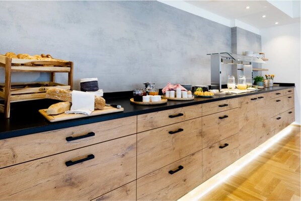 Pequeno-almoço tipo buffet diário (6.00 EUR por pessoa)