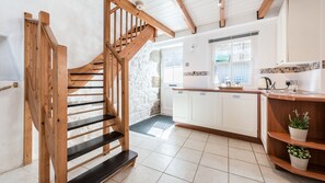 Um frigorífico/congelador grande, um micro-ondas