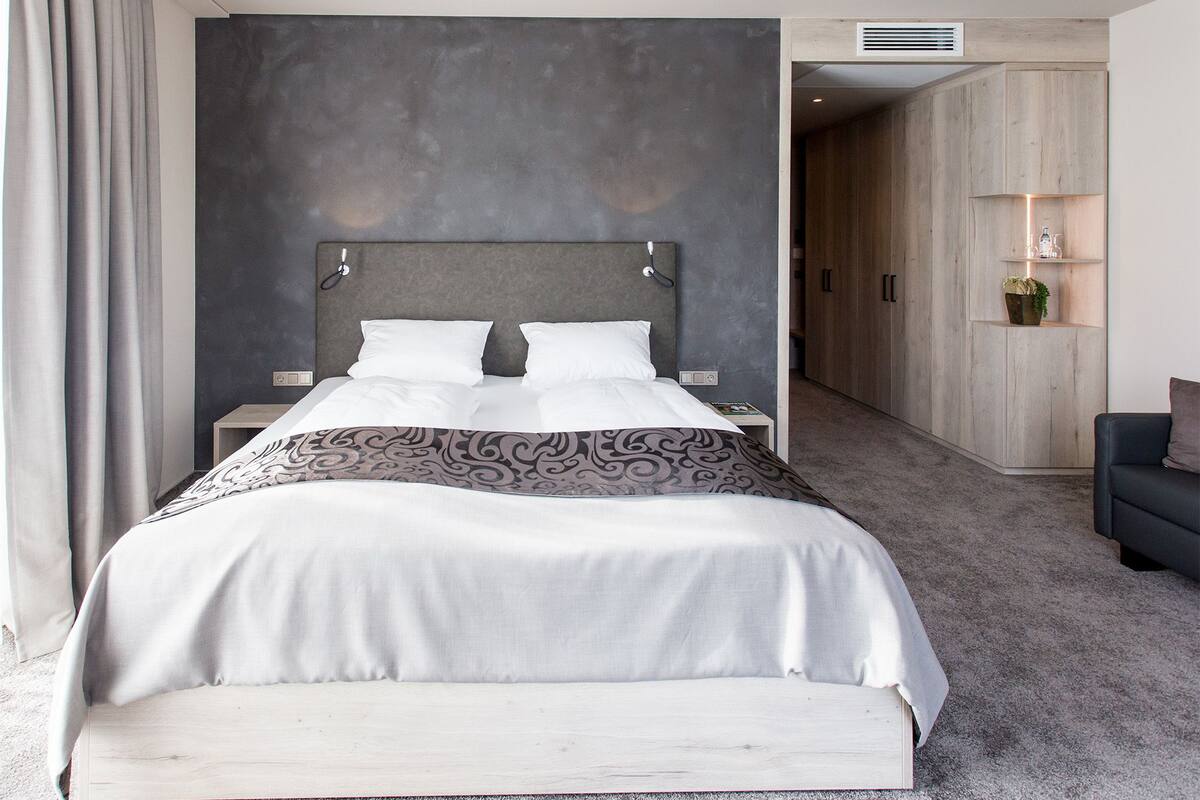 Quarto casal luxo | Roupas de cama antialérgicas, cofres nos quartos, escrivaninha