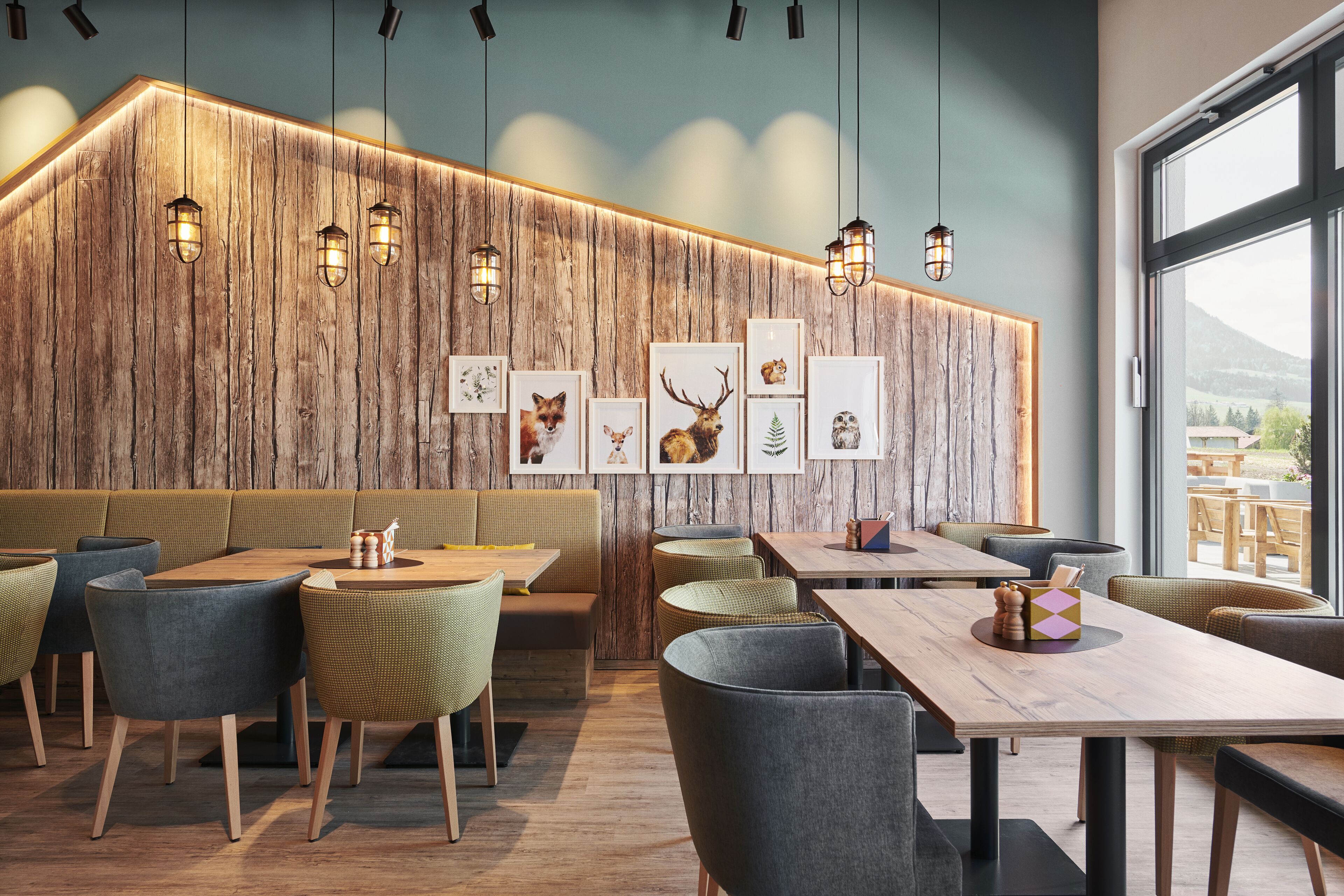 Um restaurante moderno com detalhes em madeira, diversas opções de assento e obras de arte nas paredes.
