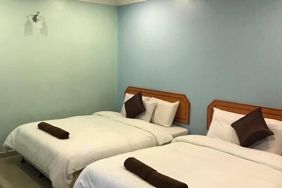 Cofres nos quartos, escrivaninha, ferros/tábuas de passar roupa