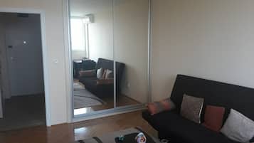 Apartamento, 2 quartos | Sala de estar | TV de ecrã plano