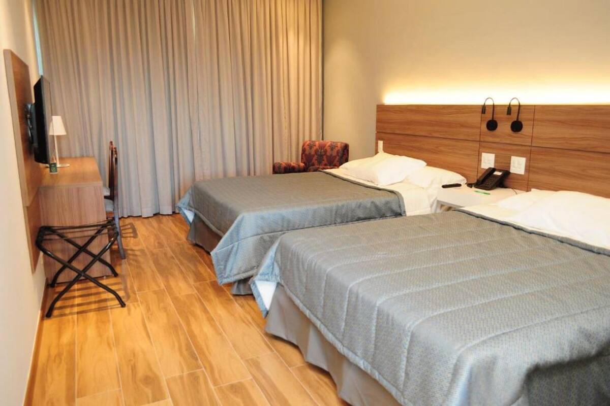 Minibar, cofre no quarto, secretária, cortinas/cortinados opacos 