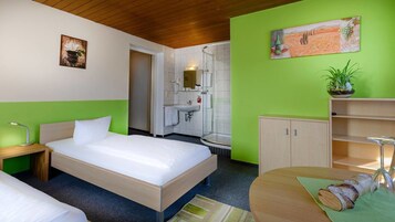 Quartos à prova de som, berços grátis, Wi-Fi de cortesia, roupa de cama