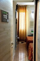 Escrivaninha, cortinas blackout, quartos à prova de som