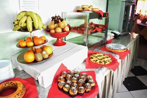 Café da manhã com buffet grátis todos os dias