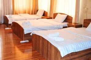 Quarto triplo standard, várias camas | Cofres nos quartos, ferros/tábuas de passar roupa, Wi-Fi de cortesia