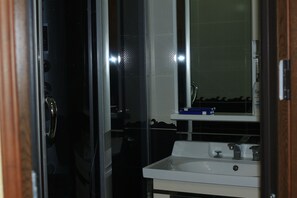 Chuveiro, produtos de toalete grátis, secador de cabelo, chinelos