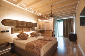 Suite Deluxe, banheira de hidromassagem grande, vista para a montanha | Roupa de alta qualidade, edredões de penas, secretária 