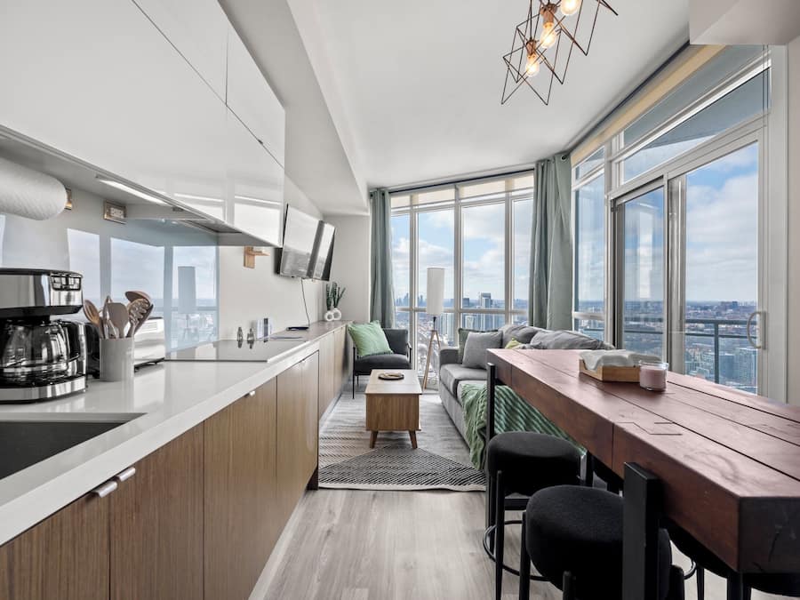 Apartamento superior, 1 quarto, vista para a cidade | Cozinha privada | Geladeira grande, micro-ondas, fogão, cooktop