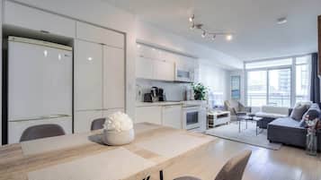 Apartamento Nobre, 3 quartos, varanda, Vista para a cidade | Cozinha privada | Um frigorífico/congelador grande, um micro-ondas, um forno