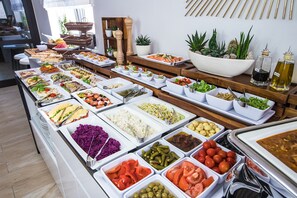 Pequeno-almoço tipo buffet diário mediante uma taxa