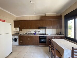 Apartamento Cidade, 2 quartos | Cozinha privada | Um frigorífico, um micro-ondas, um forno, utensílios de cozinha