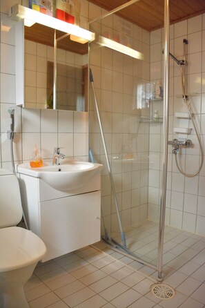 Lumo saunalla | Banheiro | Chuveiro, secador de cabelo, toalhas de banho