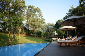 Piscina exterior, espreguiçadeiras 