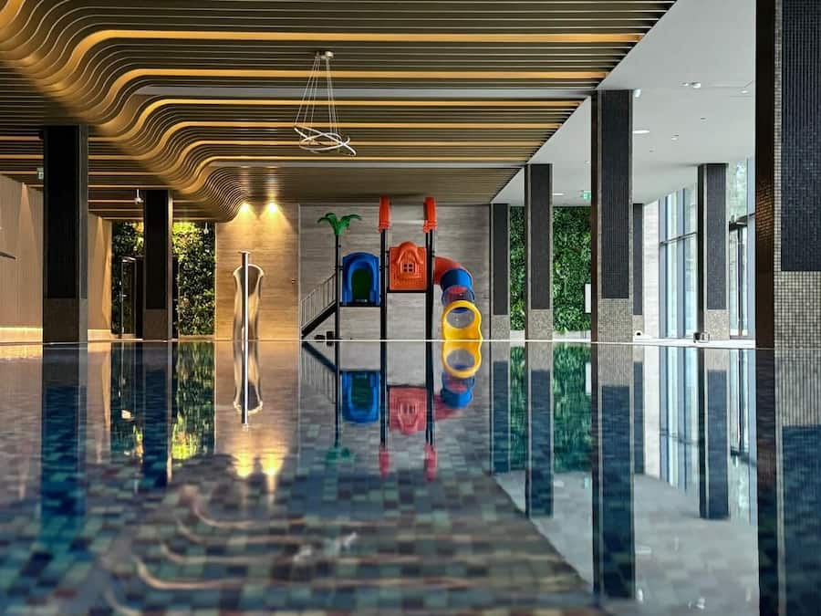 Piscina interna, funciona das 10h às 21h, barracas de cortesia