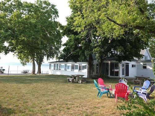 Lil's On The Lake - Large, Charming, And Pet-friendly Cottage On Crystal Lake! - Frankfort, MI