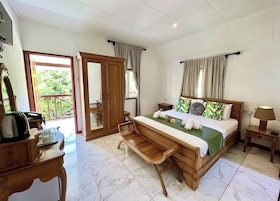 Quarto Duplo Básico, 1 cama queen-size, não fumadores | 3 quartos, minibar, cofre no quarto, Wi-fi grátis