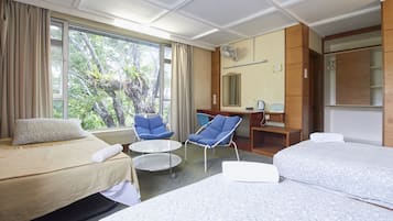 Quarto família, vista para o jardim | Escrivaninha, cortinas blackout, ferros/tábuas de passar roupa