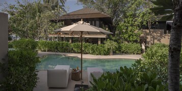 Piscina exterior, guarda-sóis, espreguiçadeiras 