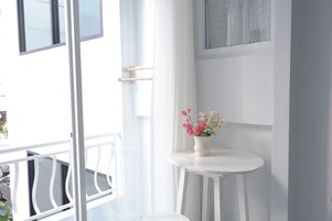Quarto triplo standard | Área de estar | TV de tela plana
