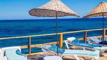 Terraço com espreguiçadeiras